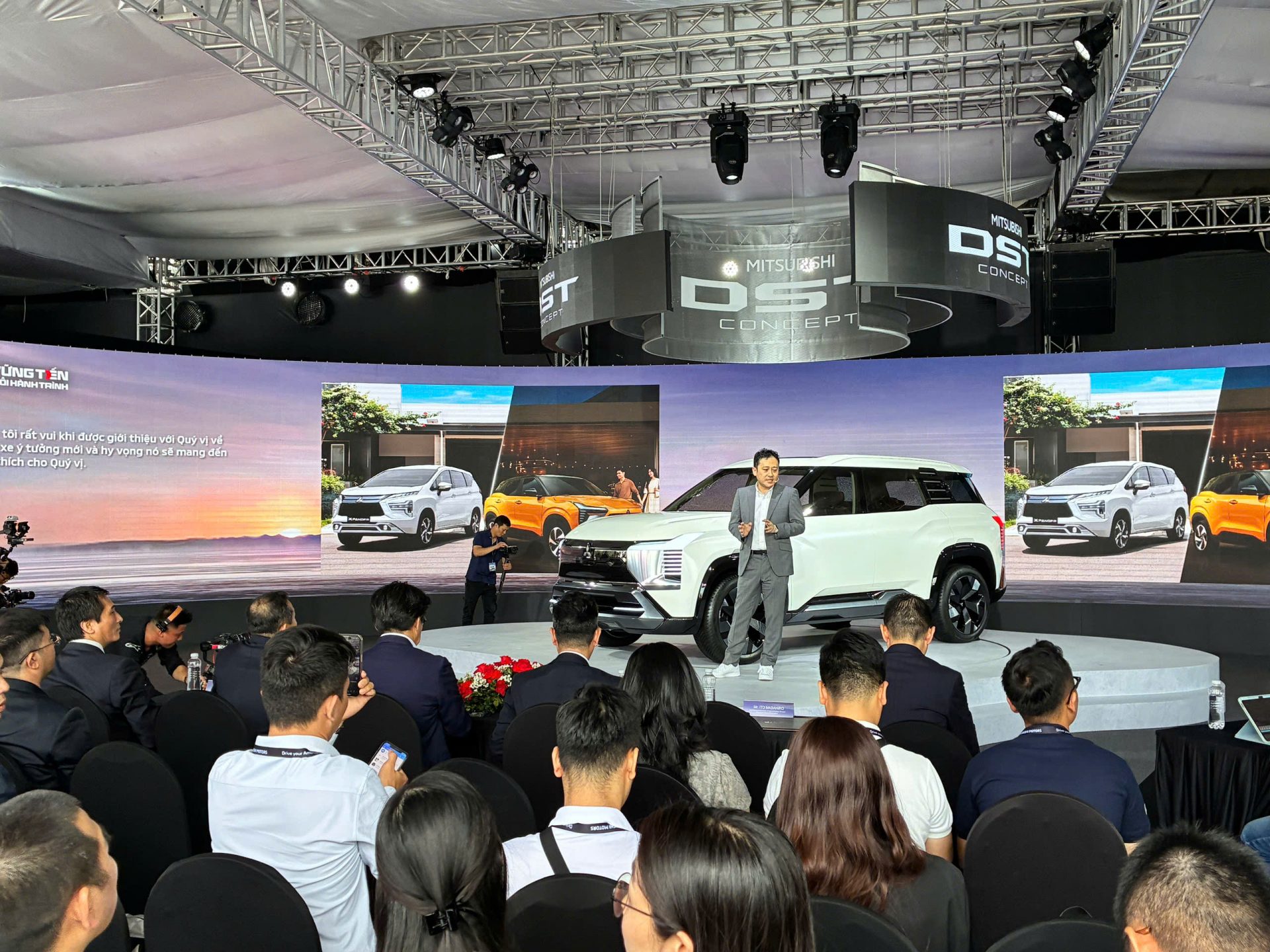 Mitsubishi Hanoi Auto | DST Concept – Mẫu SUV 7 chỗ tương lai ra mắt đầy ấn tượng